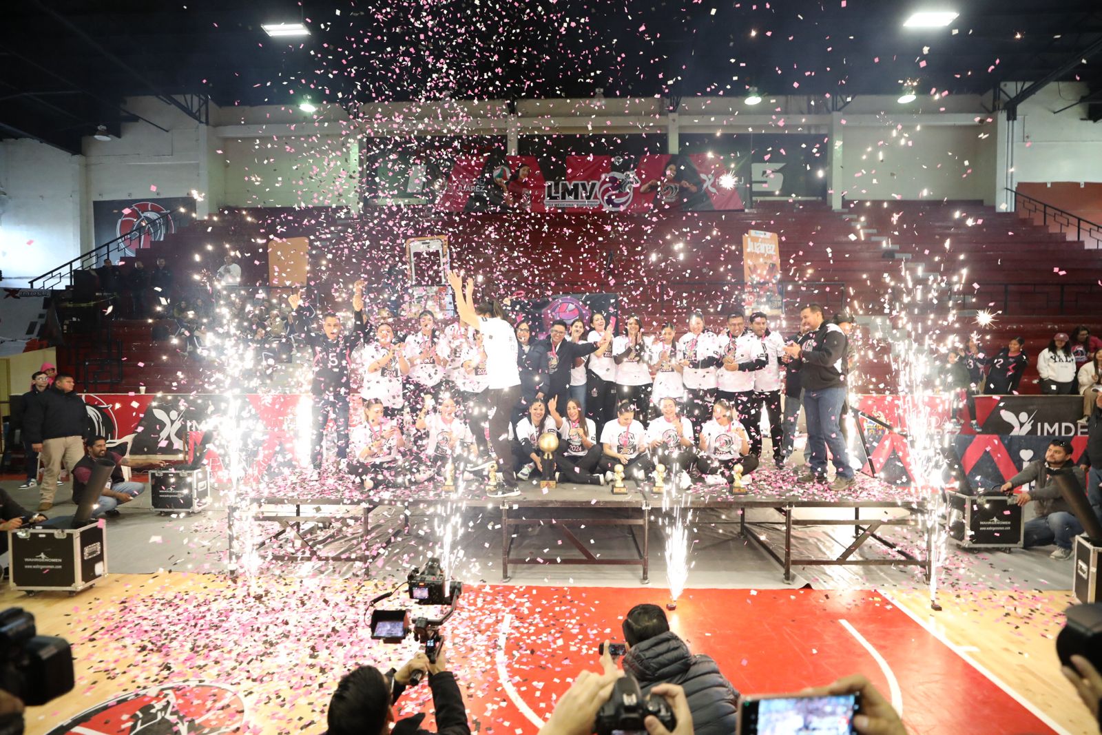 Entrega alcalde trofeo de campeonas a las Indomables de Ciudad Juárez ...