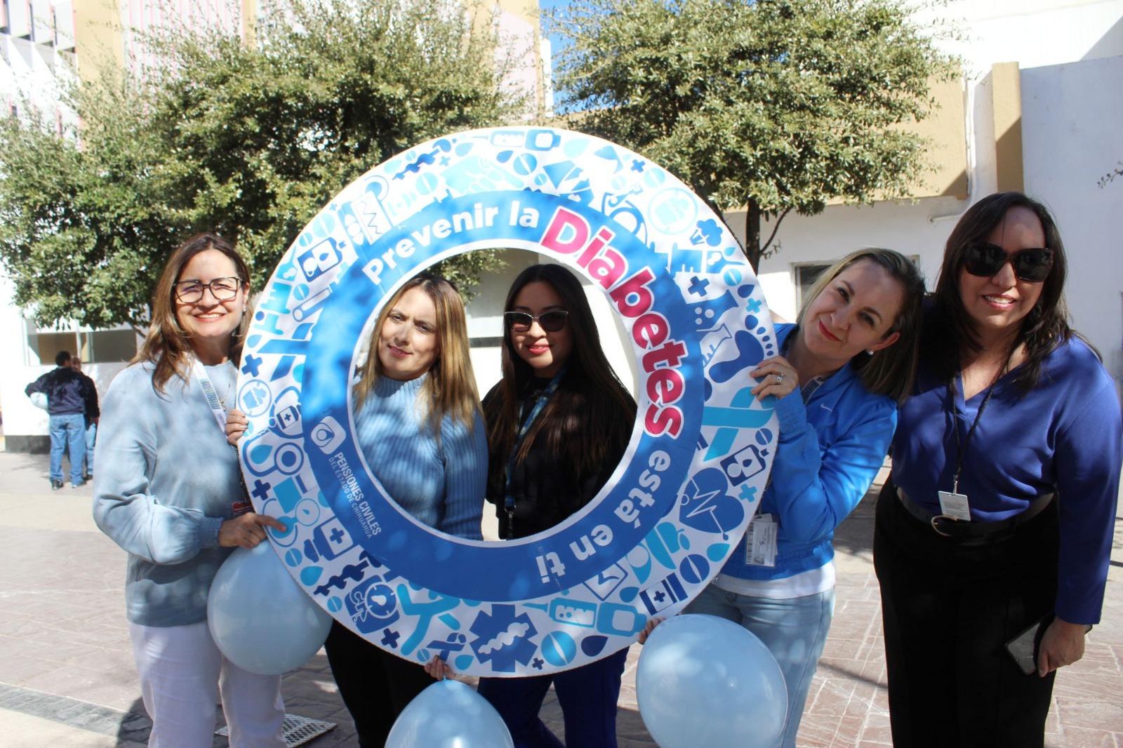 Forman círculo azul por el Día Mundial de la Diabetes en PCE – Al Contacto