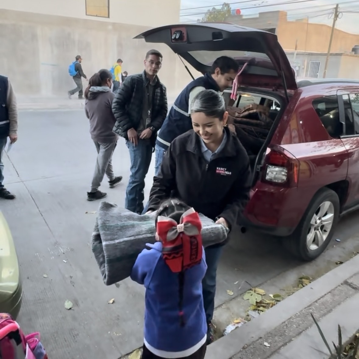 Entrega Nancy Frías apoyos para mitigar el frío del Distrito 12 – Al ...
