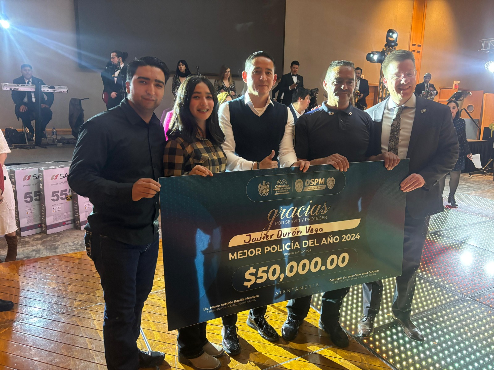 Premia Gobierno Municipal a Policía del Año con bono económico durante ...