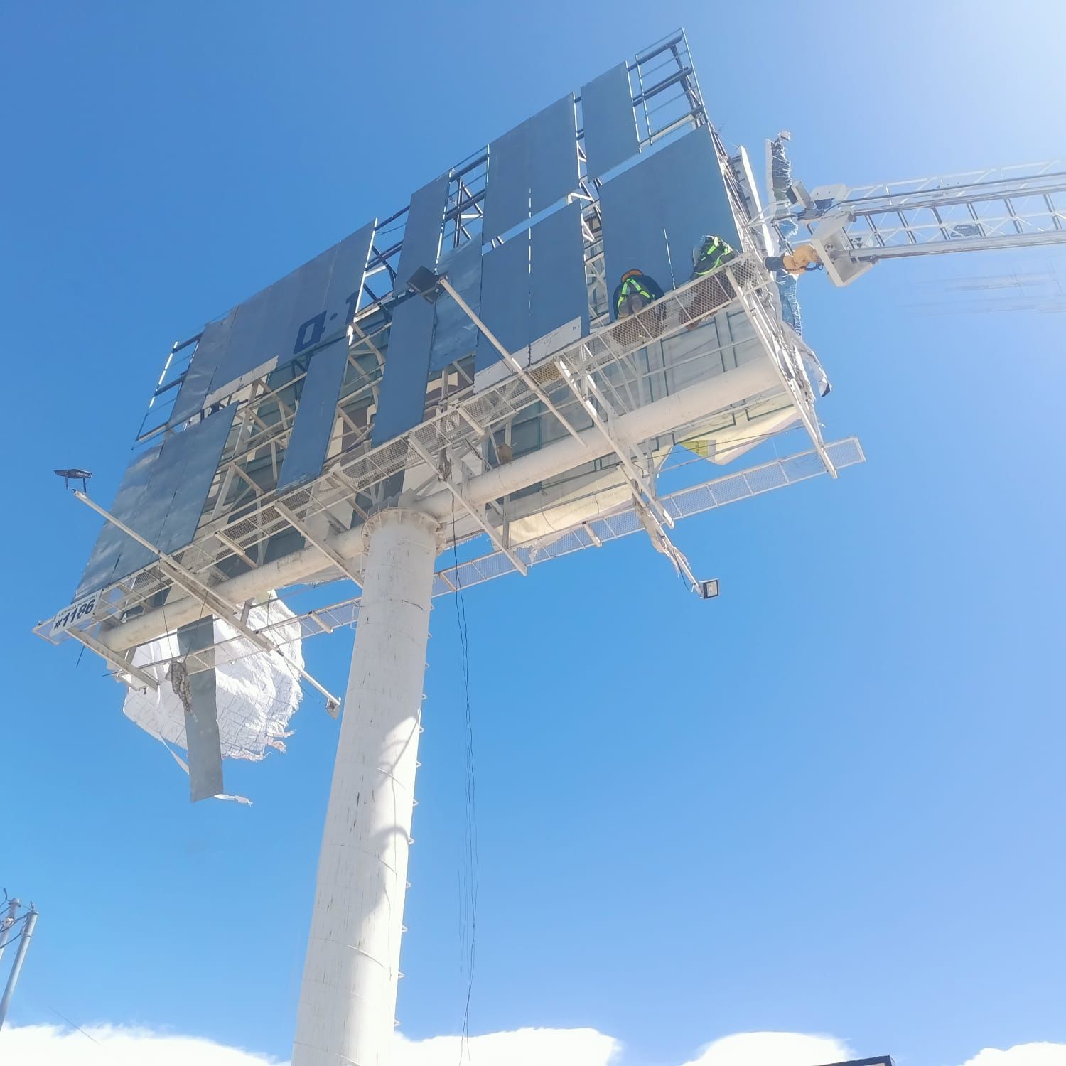 Protección Civil Retira Láminas y Asegura Lona de Espectacular en Gómez ...