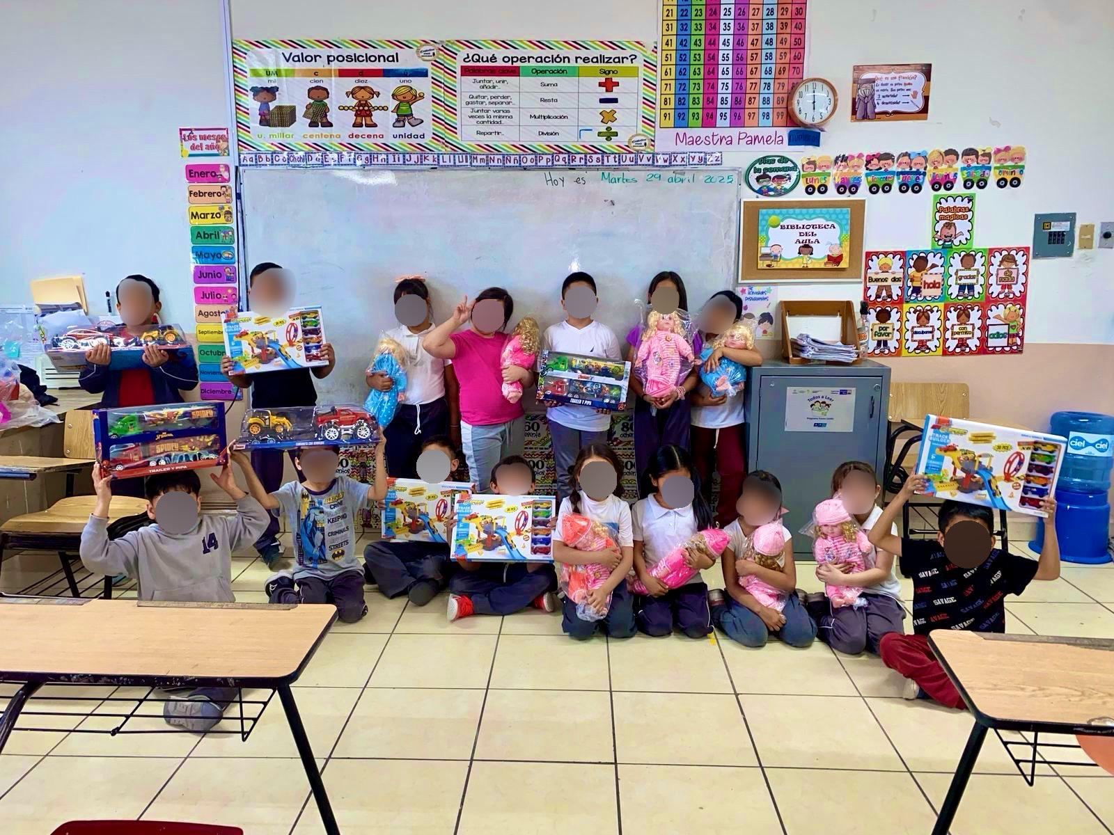 Lleva Carla Rivas piñatas y regalos a escuela del Cerro de la Cruz ...
