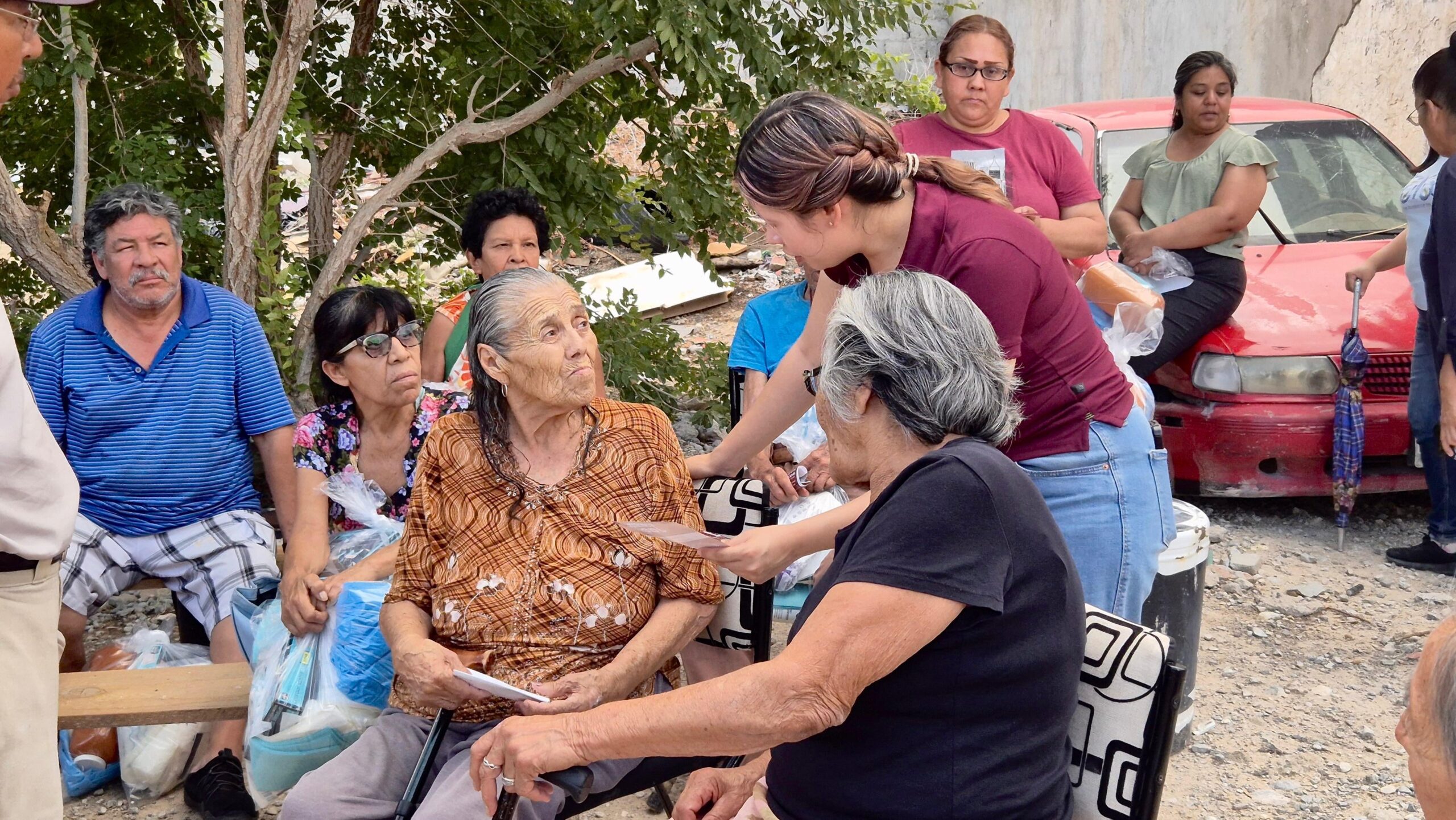 Entrega Jael Argüelles Díaz insumos a adultos mayores en la colonia ...