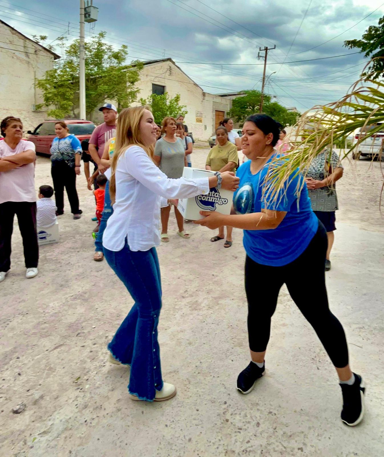 Respalda Carla Rivas a los vecinos de la Rosario con apoyos ...