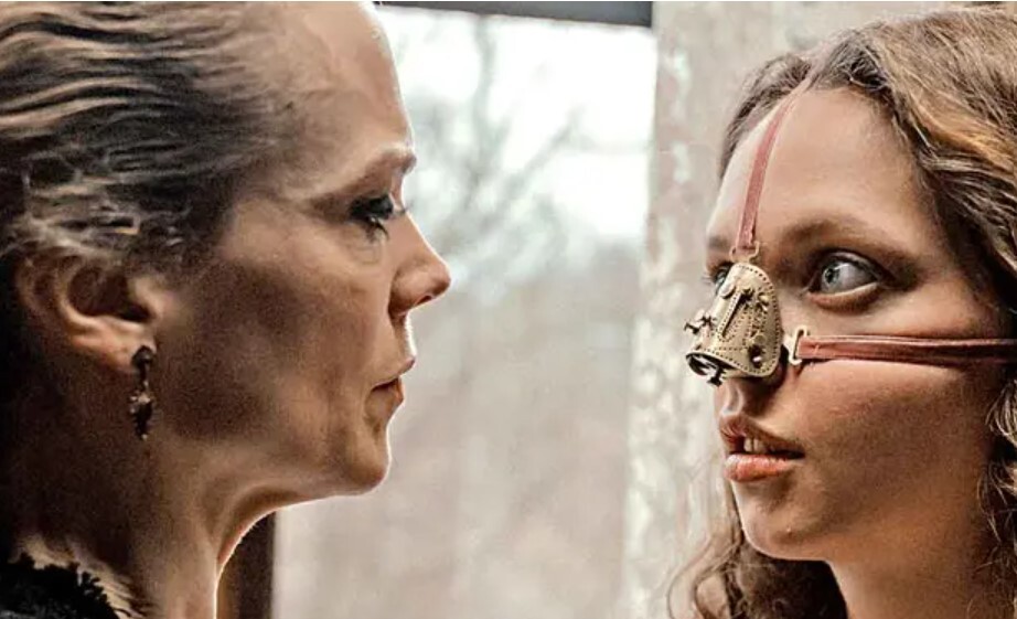 ‘La hermanastra fea’: el horror de la presión femenina – Al Contacto