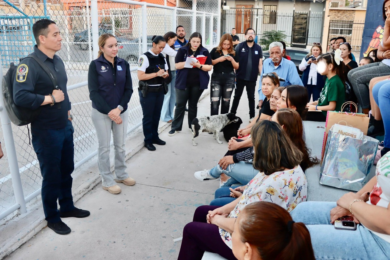 Recorren Carla Rivas y Julio Salas la colonia Unidad Proletaria ...