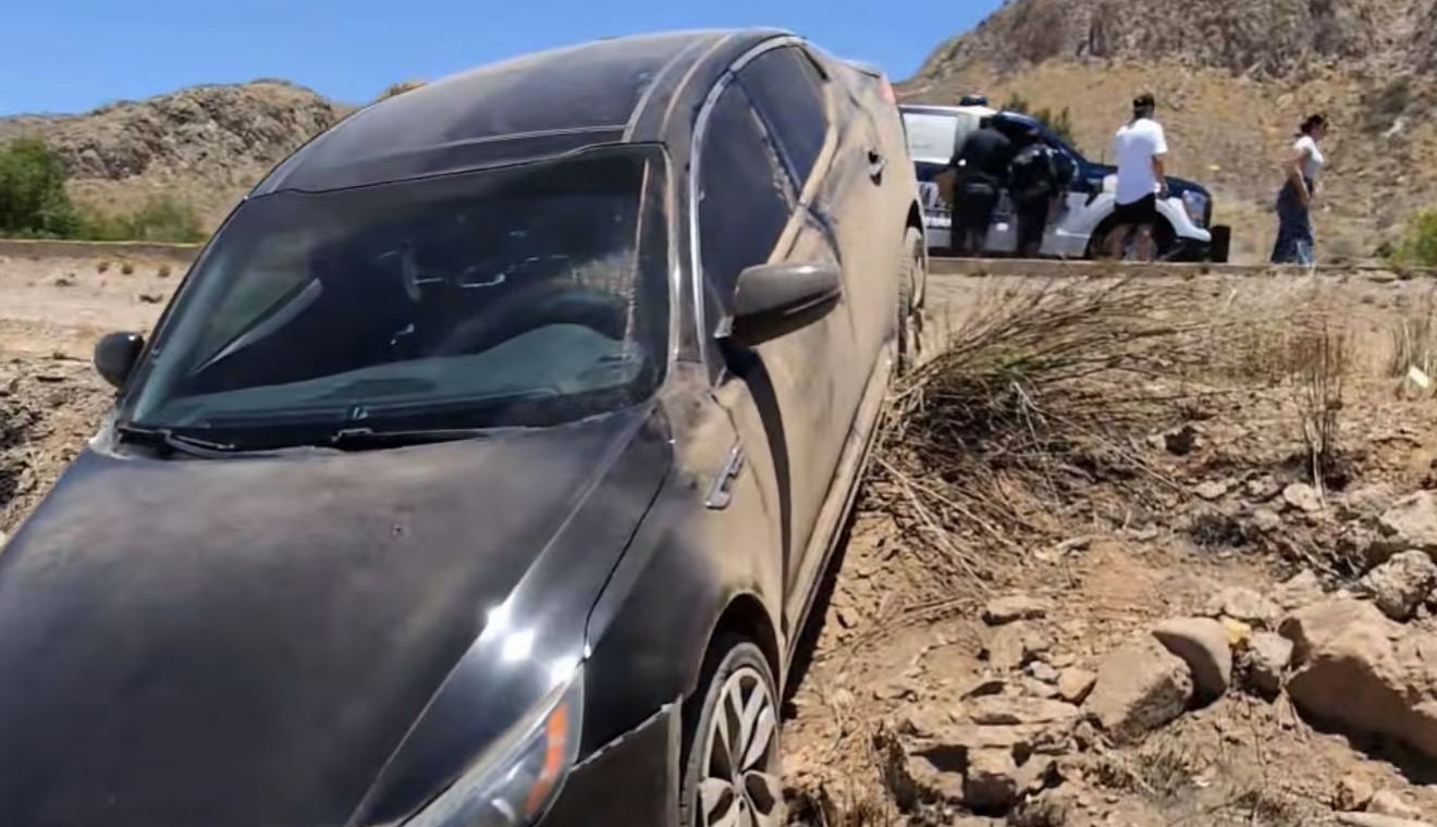 Abandona conductor su vehículo tras salirse del camino en la Sacramento ...